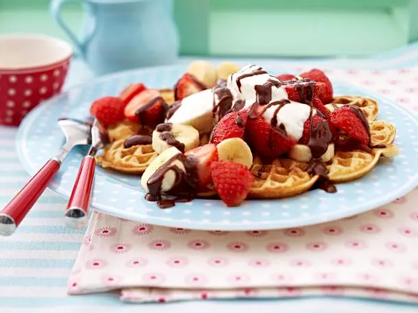 Sipeli waffles pẹlu eso saladi ati chocolate obe ohunelo 69468_1