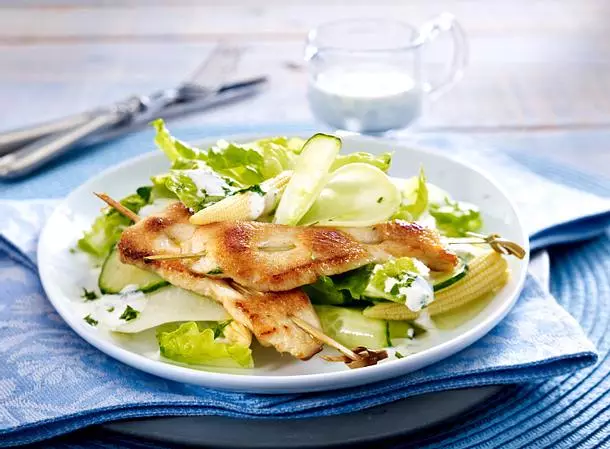 Kipspiesjes op een kleurrijke tuinsalade met kruidenzure roomdressing Recept 69542_1