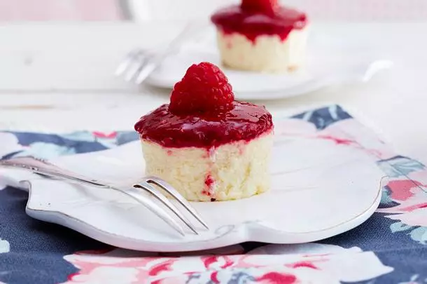 Cheesecake Muffins pẹlu Ohunelo Raspberries 69549_1