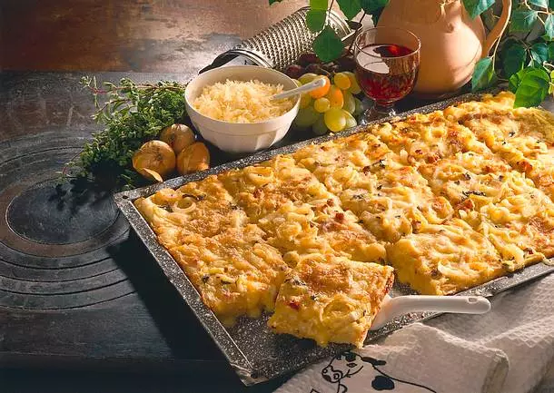 Recept na koláč se sýrem a cibulí