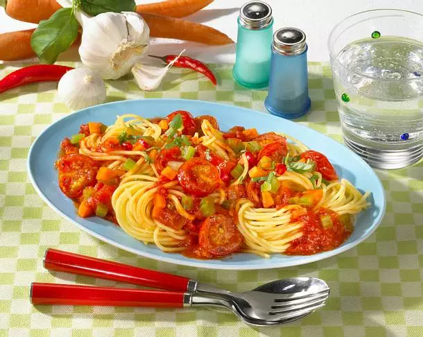 Spaghetti na tomato ihendori na-esi ísì ụtọ