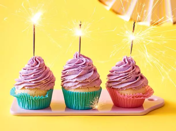 Tipsy Prosecco Cupcakes với công thức Blueberry Frosting