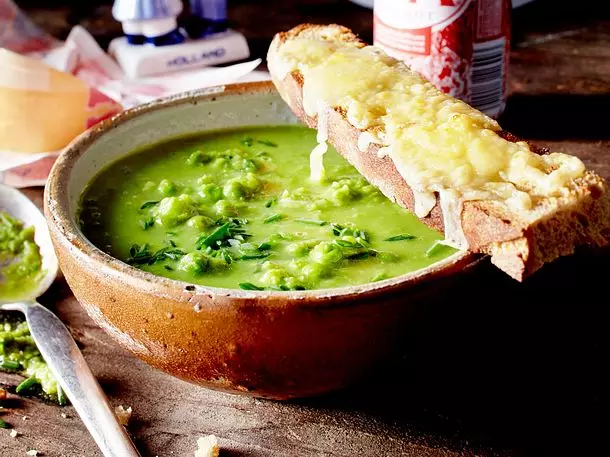 Pea Soup na may Gouda Bread Strips Recipe