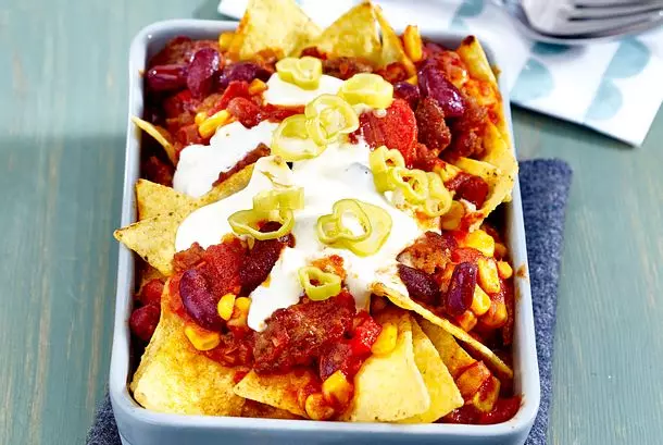 Nachos beagnach réidh le oideas chili con carne