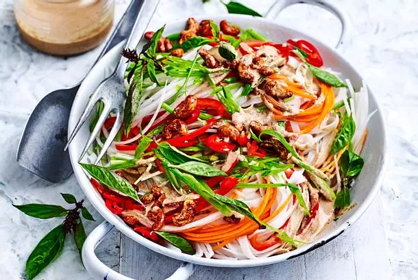 Daim ntawv qhia Pad Thai style salad 70455_1