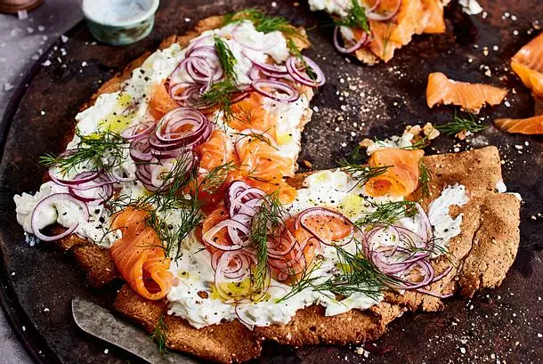 Knäckebröd met komkommerroomkaas en zalm recept