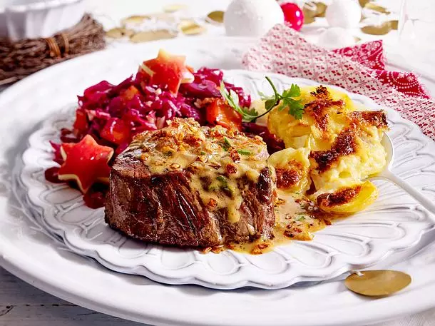 Steak na Vitunguu vya Kuchoma na Mchuzi wa Cognac na Kichocheo cha Gratin 70511_1