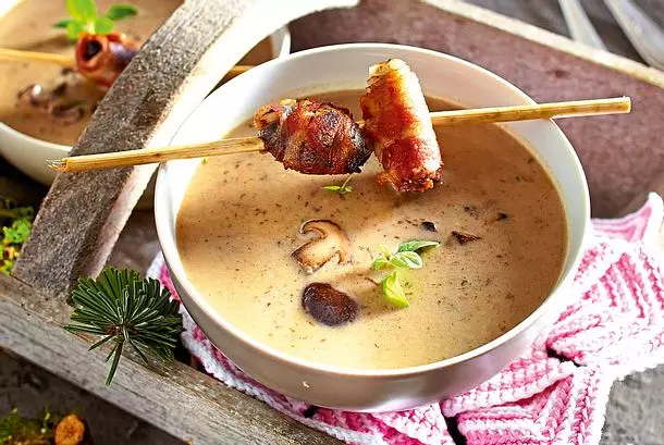 Sopa crema de castañas con receta de ciruelas con tocino