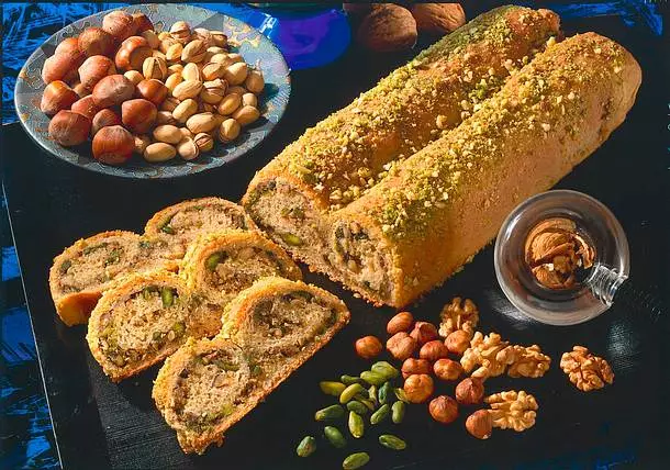 Stollen eerun pẹlu nut nkún ohunelo