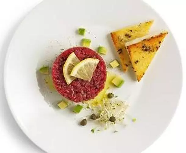 Tartare hamwe na avoka na tungurusumu tungurusumu