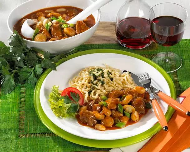 Goulash e ntle e nang le recipe ea spaetzle 70609_1