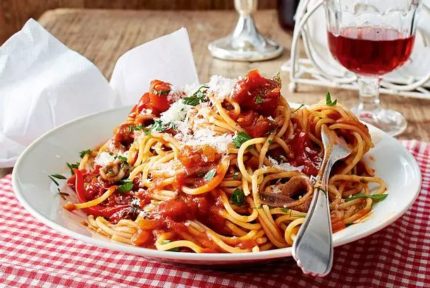 Spaghetti all'arrabbiata pẹlu oti fodika ohunelo