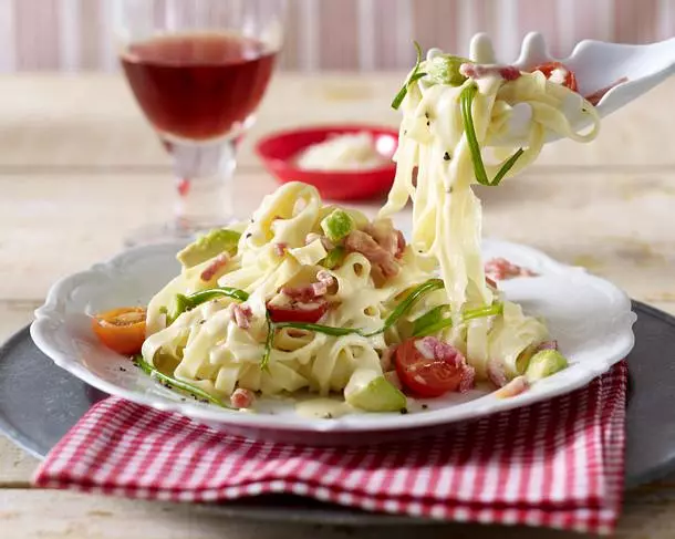 Citroenpasta met avocado en spek recept