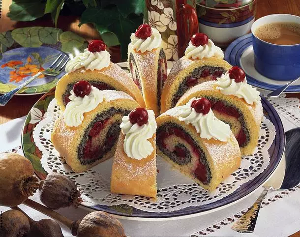 Poppy mbeu Swiss roll ine cherries recipe