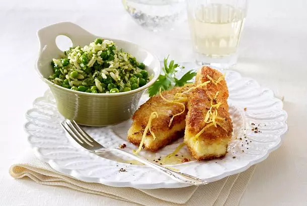 Pescado crujiente con fideos de guisantes y hierbas receta