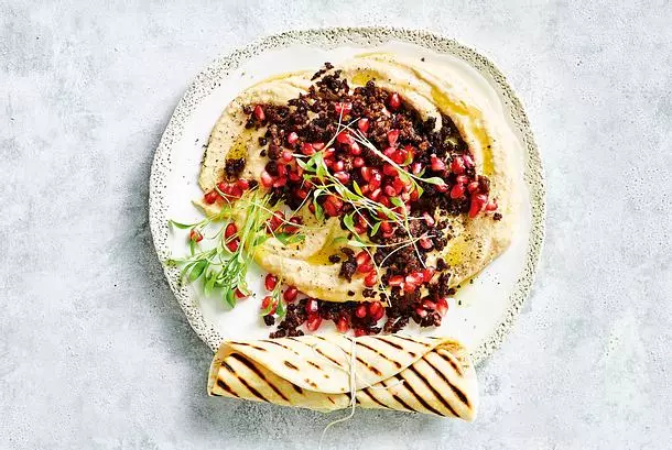 ສູດ Hummus ກັບ mince ແລະ pomegranate