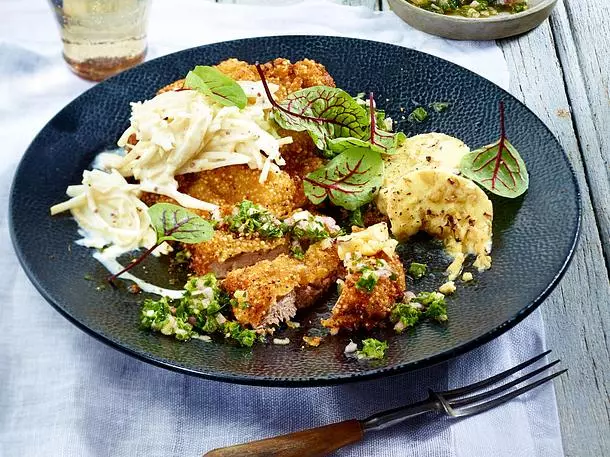 Kalfsschnitzel in quinoa gepaneerd met bleekselderijsalade en notenboter recept