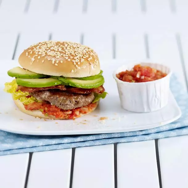 Burger dengan resipi daging lembu, bacon, alpukat dan tomato salsa