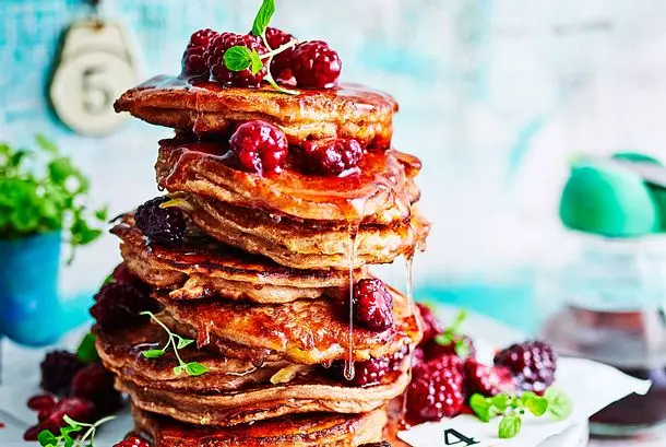 Receita de panqueques de canela con compota de amoras