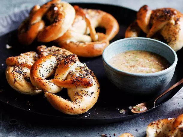 Mini papawersaad pretzels met heuning mosterd dip resep