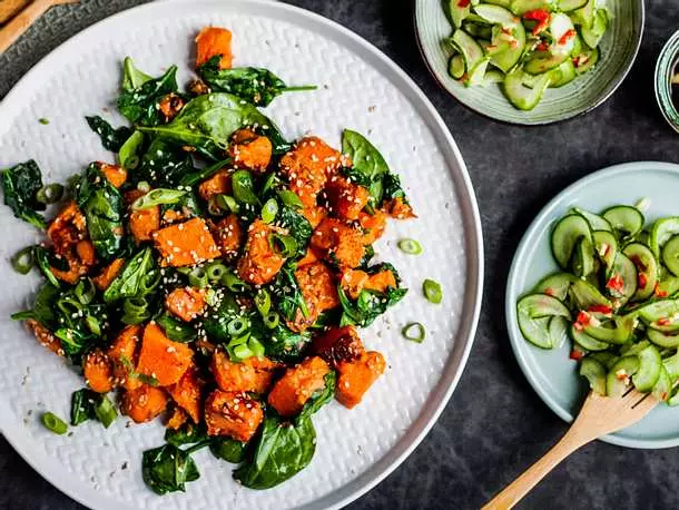 Ricetta di patate dolci fritte con spinaci al sesamo e insalata di cetrioli asiatici