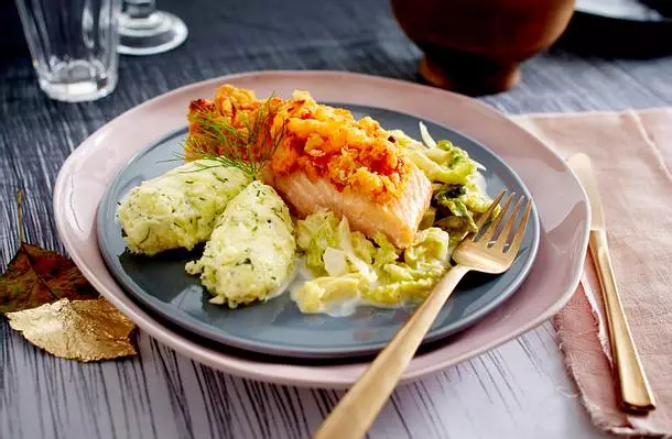 Receita de salmón con codia de tomate e camaróns con boliñas de pataca e repolo de repolo