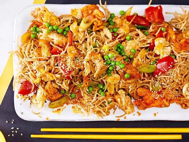 Ang fried noodles nga adunay curry chicken recipe