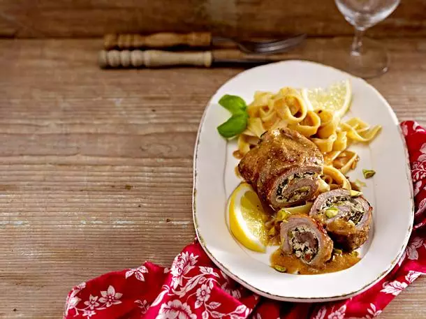 Receta de rollos de cerdo a la florentina con relleno de queso y pistacho