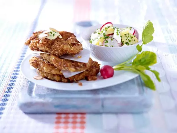 Schnitzel en empanado de almendras con receta de ensalada de patata y rábano