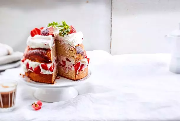 Ikhekhe le-Biscuit Layer nge-Strawberry Cream recipe