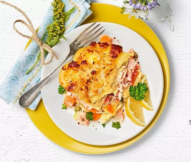 Iresiphi ye-salmon yaseScandinavia kanye ne-potato gratin