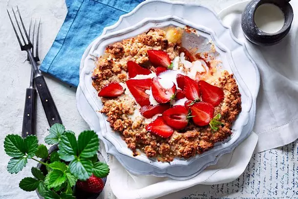 Recette surprise de crumble aux fraises et aux pommes et au romarin