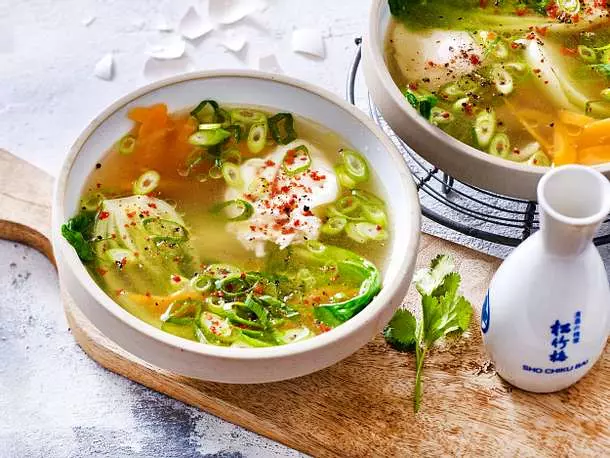 Soupe asiatique avec une recette astucieuse de principe de pochage d'œufs