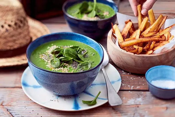 Mintiga spenatsoppa med grönsaksfrites recept