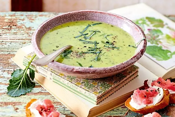 Zuppa di cavolo rapa con ricetta cremosa di formaggio di capra