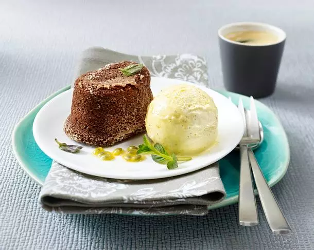 Ricetta Soufflé al cioccolato con frutto della passione e gelato alla vaniglia (Festa del papà).