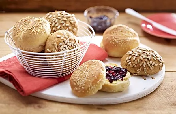 Rye rolls tare da tsaba sunflower girke-girke 71100_1