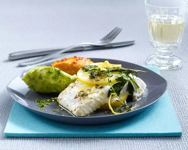 Fillet halibut dalam kaldu sampanye dengan dua jenis resep kentang tumbuk (Hari Ayah)