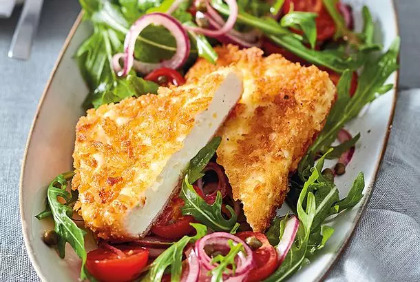 Feta panggang pada resep salad 