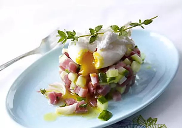 Pocherade ägg på skinka och gurka tartar recept