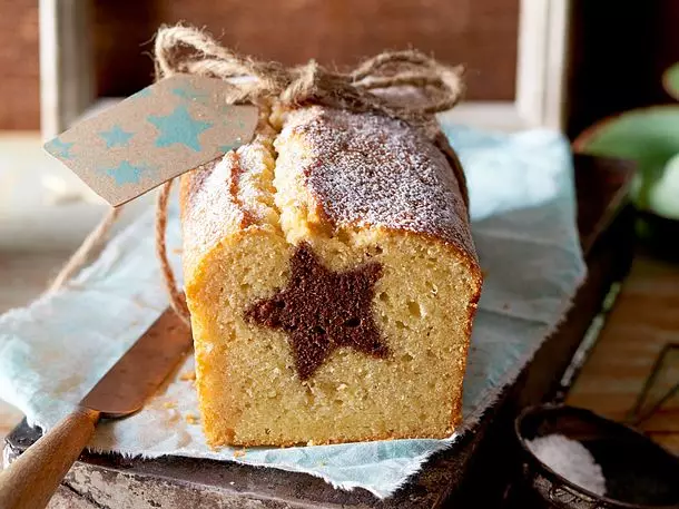 Receta de jugoso bizcocho de estrellas con mazapán