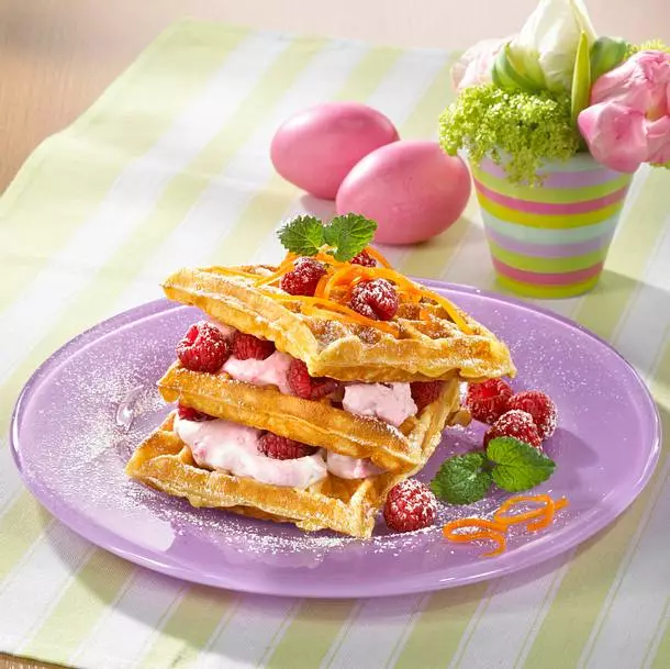 Waffles karootada caanaha subagga leh ee kareemka raspberry 71201_1