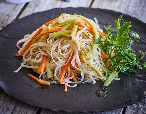 Asianudler med urtepandekagestrimler, grøntsagsstænger & citronsauce á la Stefan Wiertz opskrift