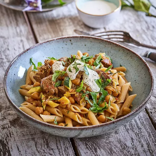 Pasta de cigrons amb ragú de xai oriental a la recepta de Stefan Wiertz