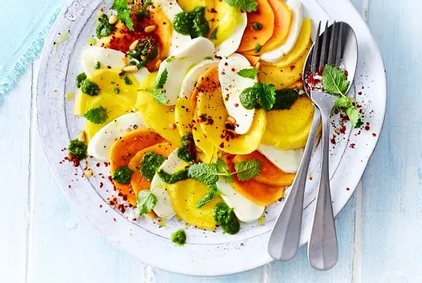 Mango papaya caprese s meduňkovým pestem recept