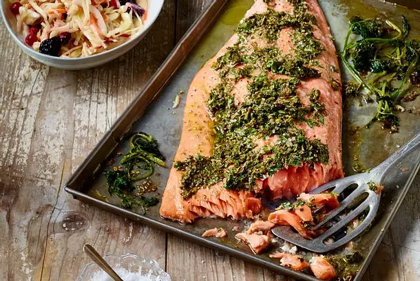 Salmon miaraka amin'ny fruity coleslaw recipe