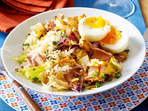 Rice stir-fry uban sa pointed cabbage, tuna ug waxy egg recipe