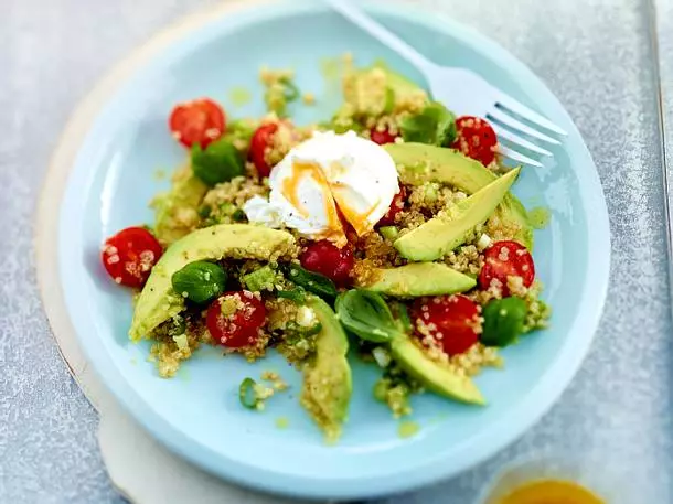 ສະຫຼັດ Quinoa Avocado ກັບຫມາກເລັ່ນ Cherry ແລະໄຂ່ຕົ້ມ