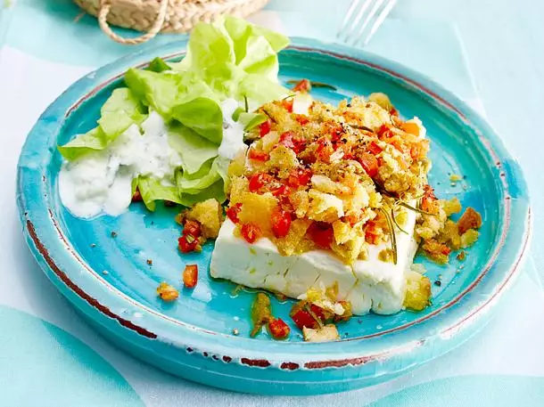 Feta ine Tapenades Crust uye Lettuce ine Tsatsiki Kupfeka Recipe