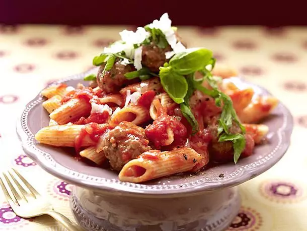 Penne amatriciana жор дээр үндэслэсэн итали махан бөмбөлөг